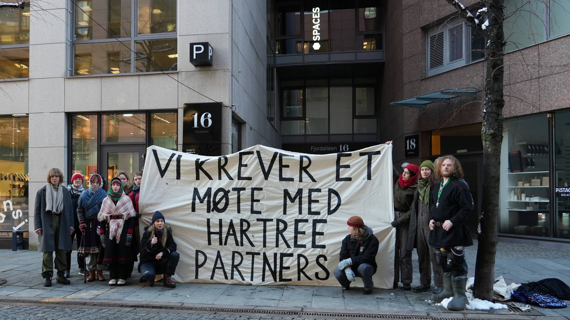 Natur og Ungdom og Redd Repparfjorden demonstrerer mot Nussir-investor ...