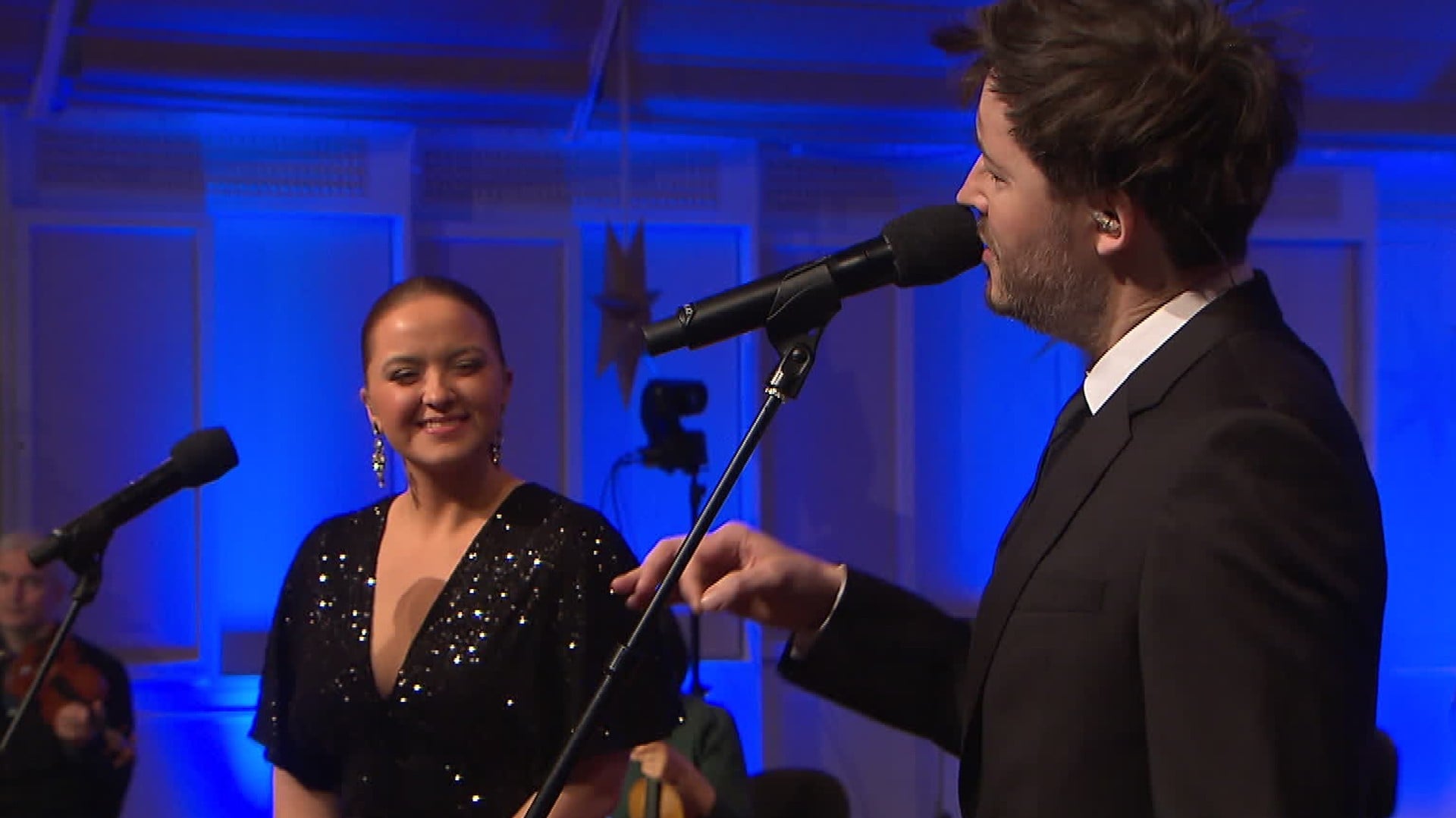 Alexandra Rotan og Bjørn Tomren med KORK – «White Christmas» – NRK