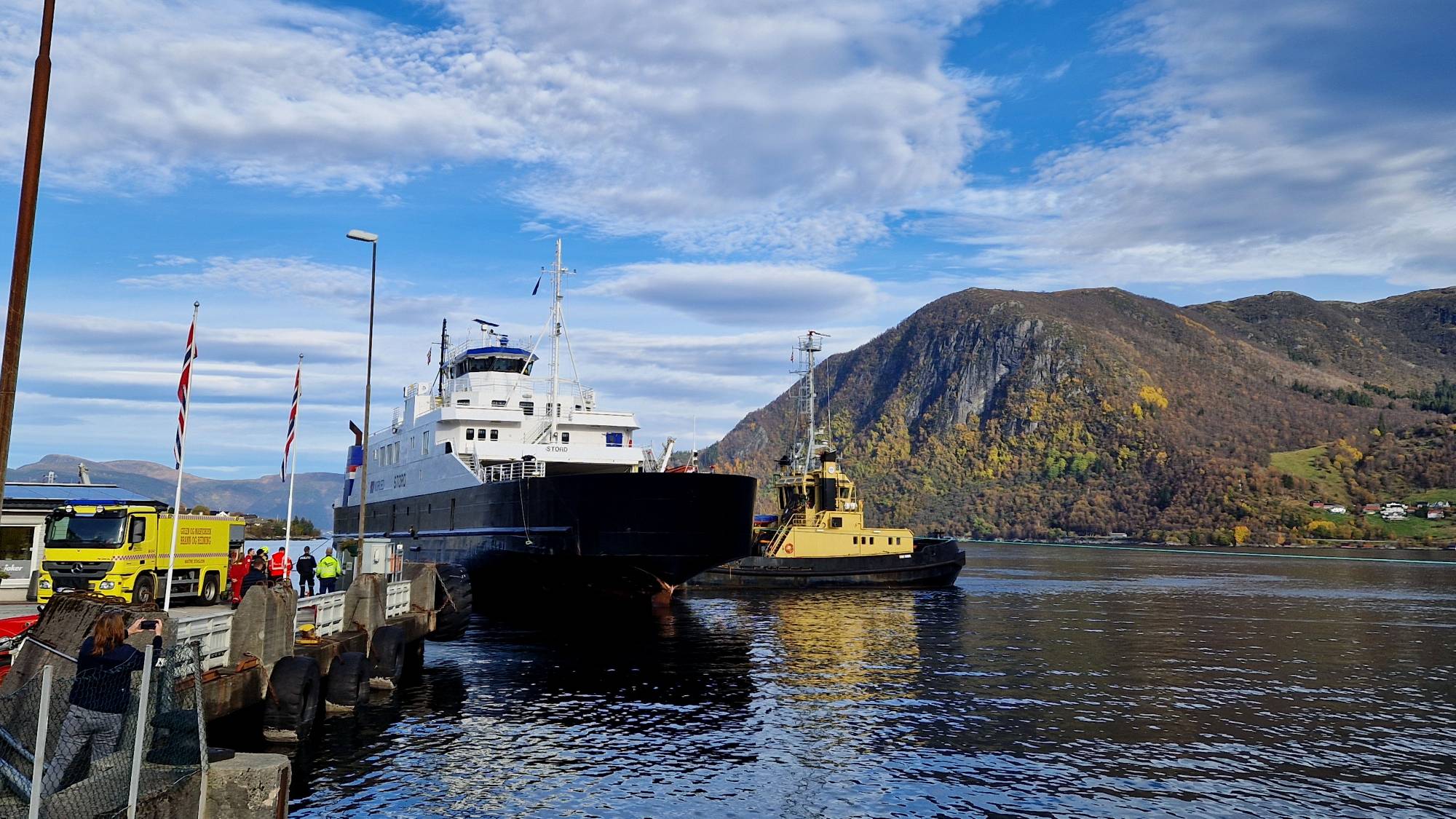 Brann i maskinrommet på ferge mellom Lavik og Oppedal på E39 – NRK Vestland