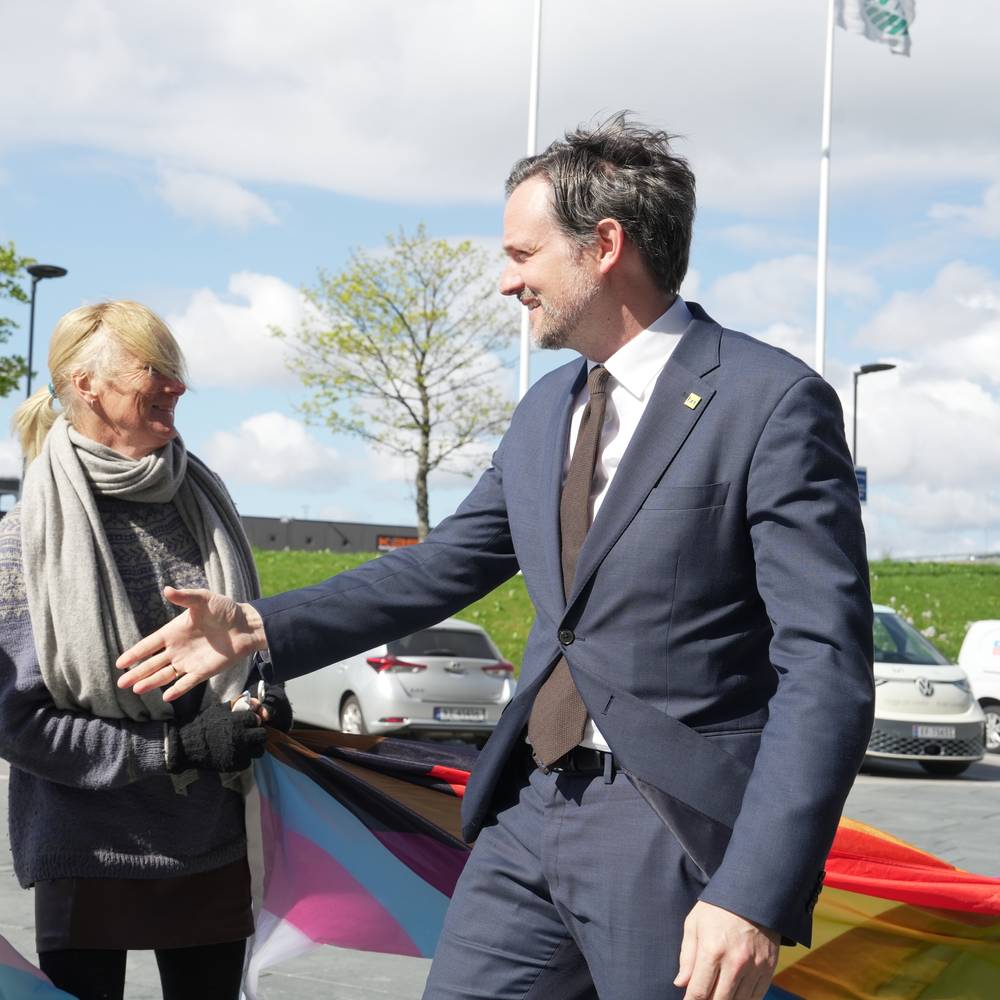 KrF vil forby regnbueflagg i norske skolegårder: – Viktor Orban-politikk – NRK Norge – Oversikt ...