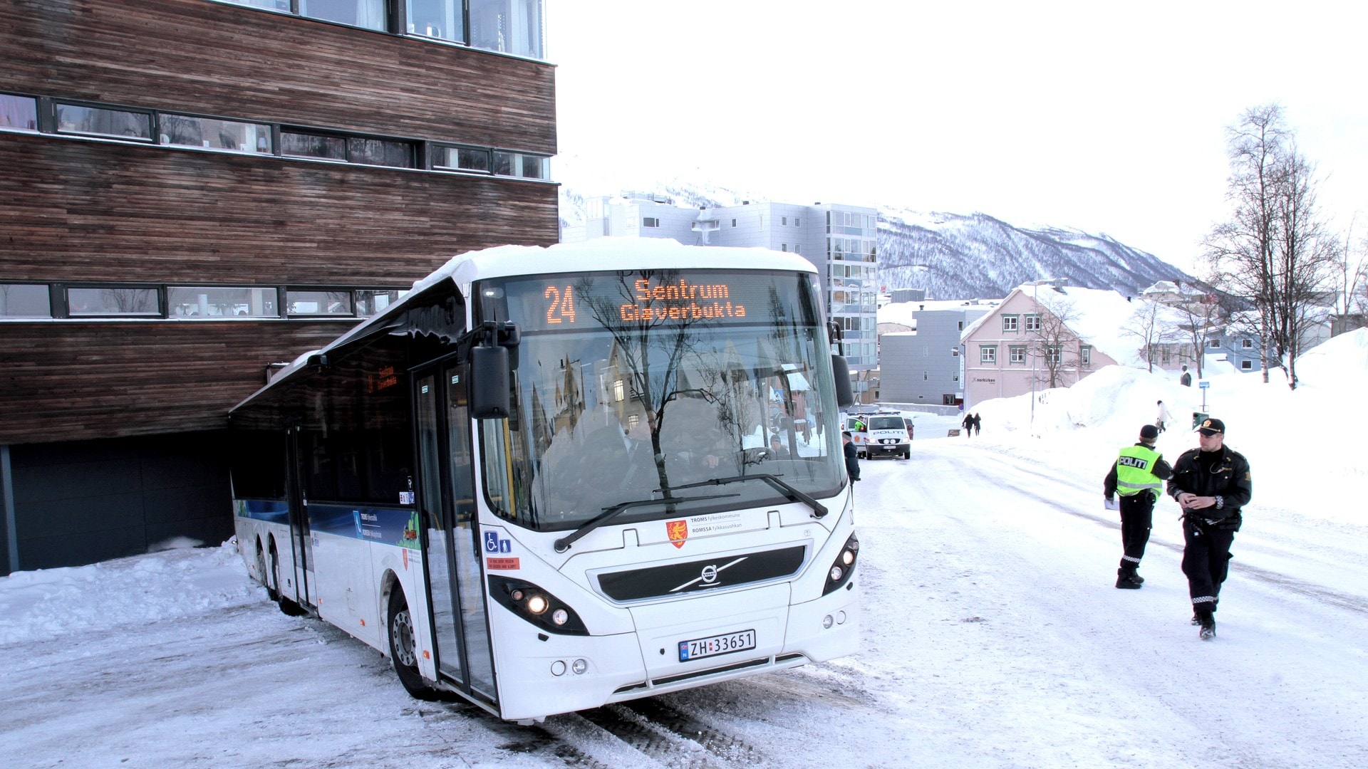 Nobina-buss i husvegg – NRK