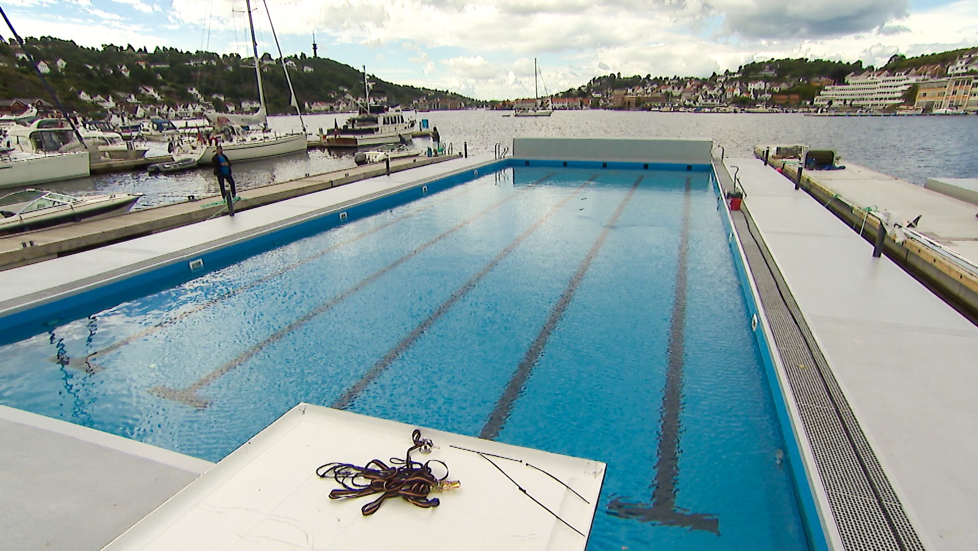 Snart åpner det flytende bassenget – NRK Sørlandet – Lokale nyheter, TV ...