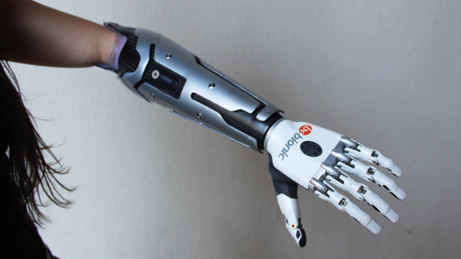 Sier avanserte armproteser forandrer forholdet til andre mennesker – Urix