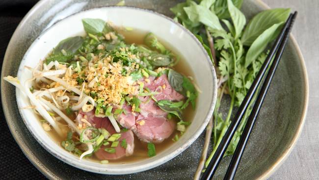 Svineknoke- og nudelsuppe – NRK Mat – Oppskrifter og inspirasjon