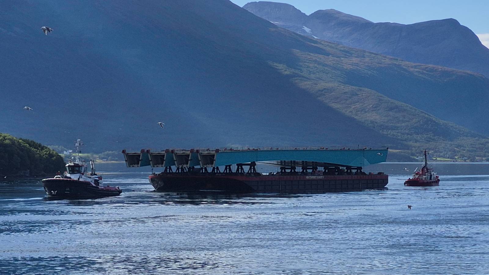 Deler til Ramfjordbrua ble fraktet med skip – NRK Troms og Finnmark