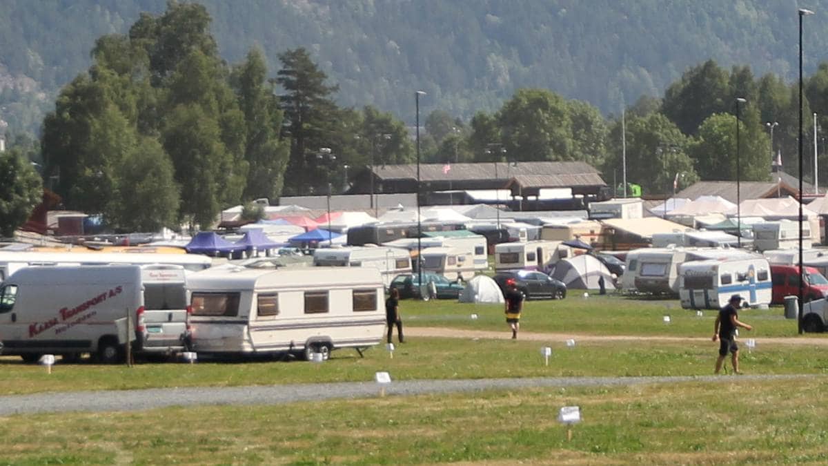 Skal ha dyttet festivalgjest ned fra taket av campingvogn - eier må i ...