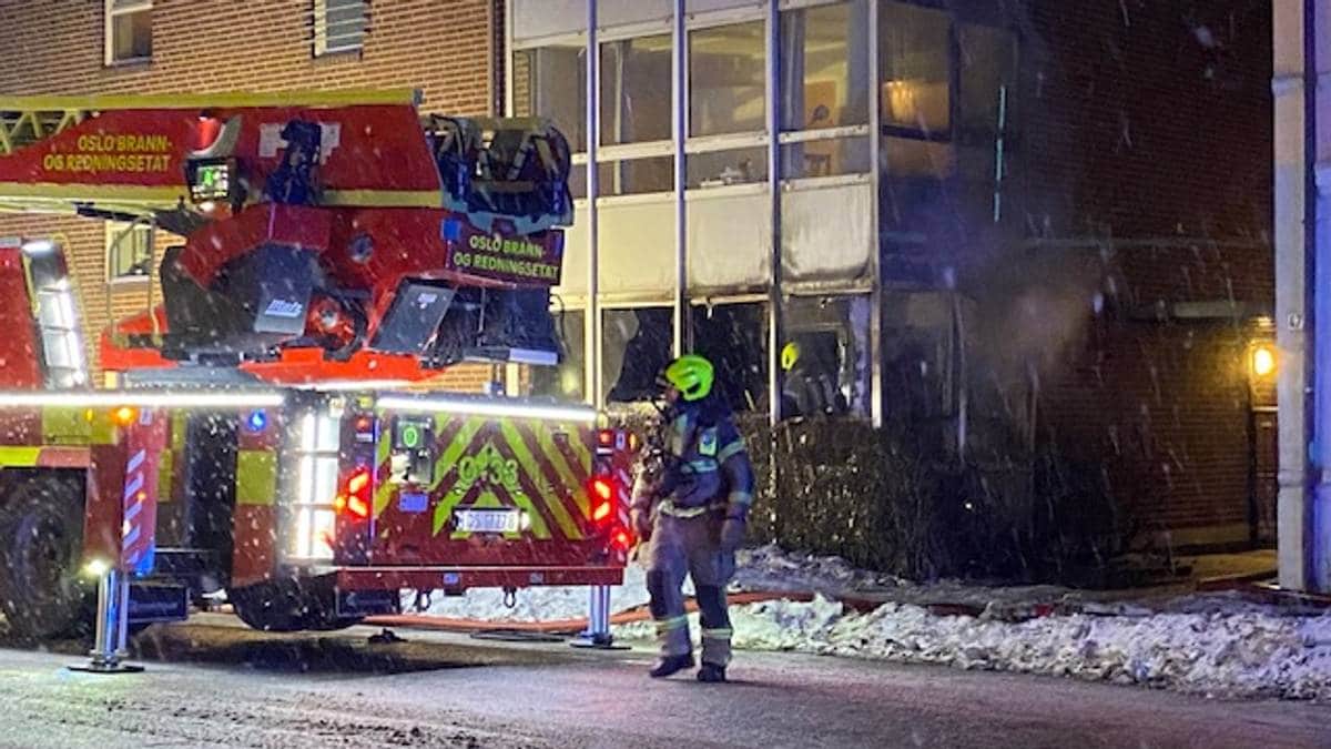 Brann i leilighet i Oslo – to personer til sykehus – Siste nytt – NRK