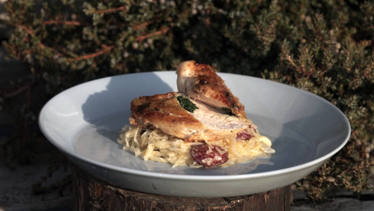 Stekt kylling med fløtestuet surkål – NRK Mat – Oppskrifter og inspirasjon