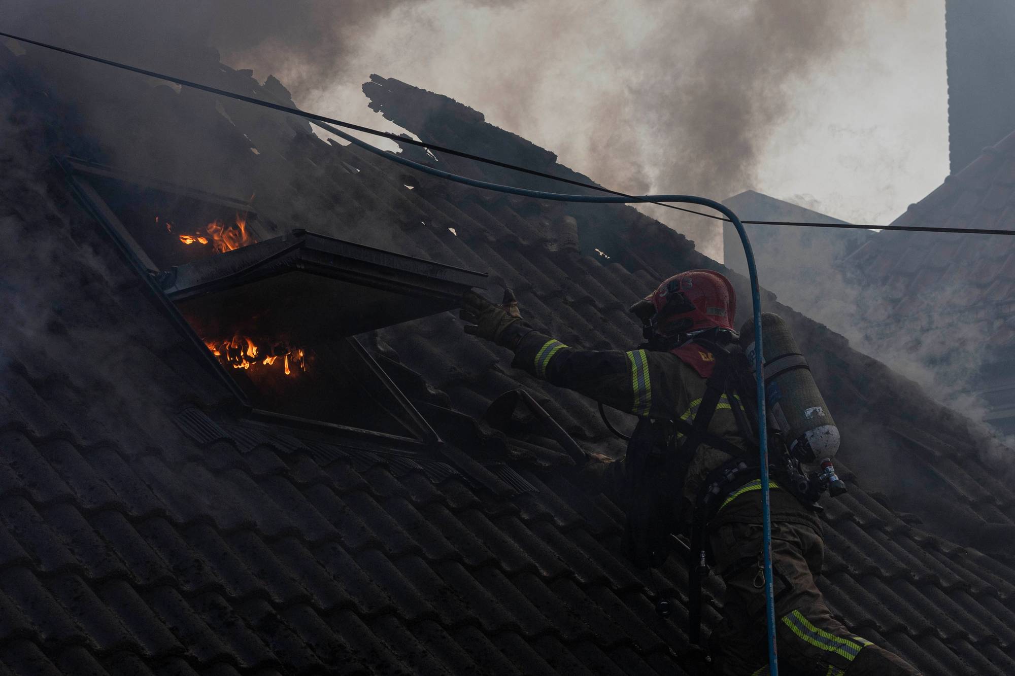 Kraftig røykutvikling frå brann i Kong Oscars gate i Bergen sentrum ...