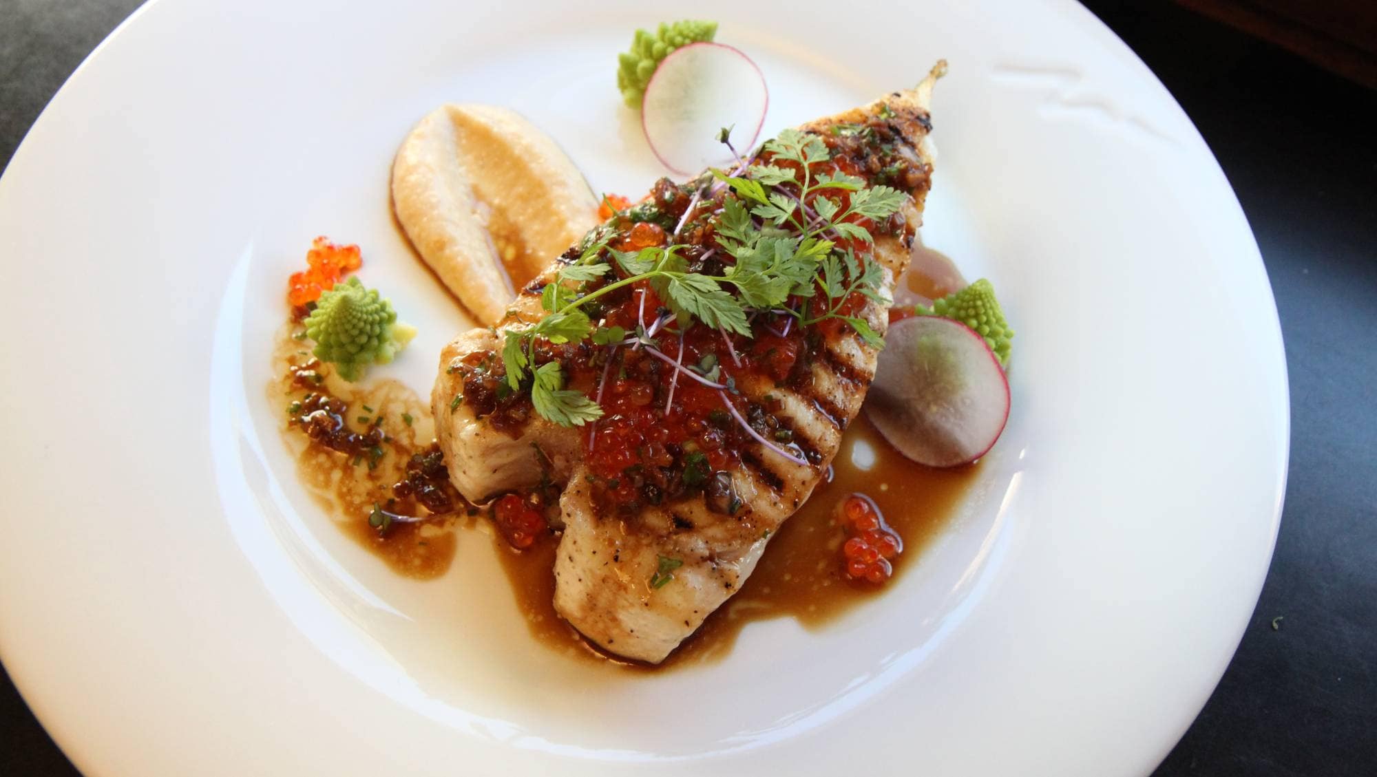 Kveite med brunet blomkålpuré og soyasmør – NRK Mat – Oppskrifter og ...