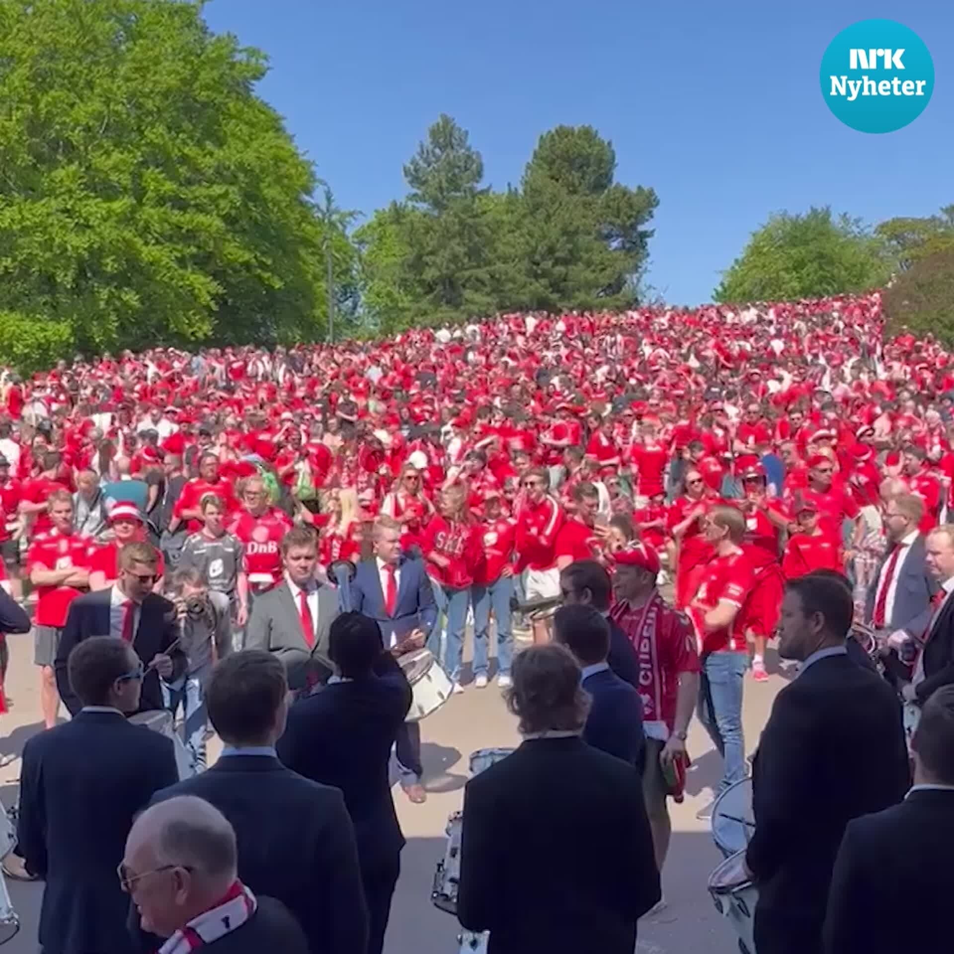 Brann-supportere samlet på St.Hanshaugen før prosesjonen mot Ullevaal ...