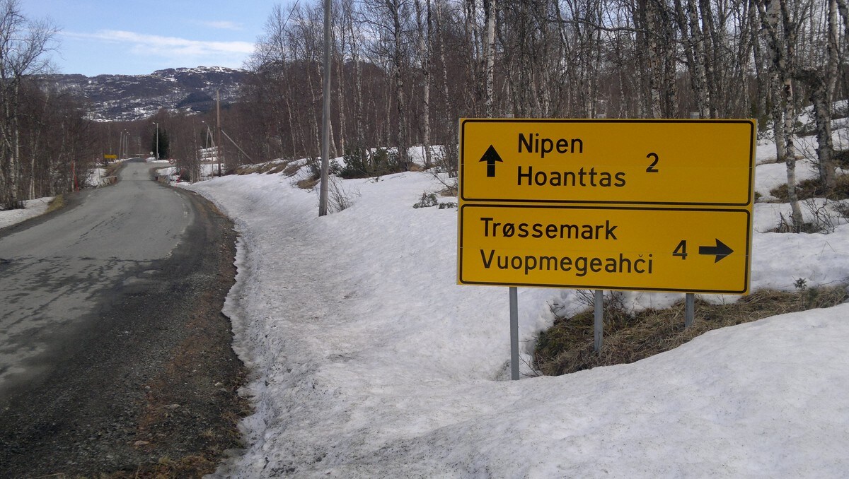 Samisk skilt er gjemt i skogen – NRK Sápmi - samiske nyheter, kultur og ...