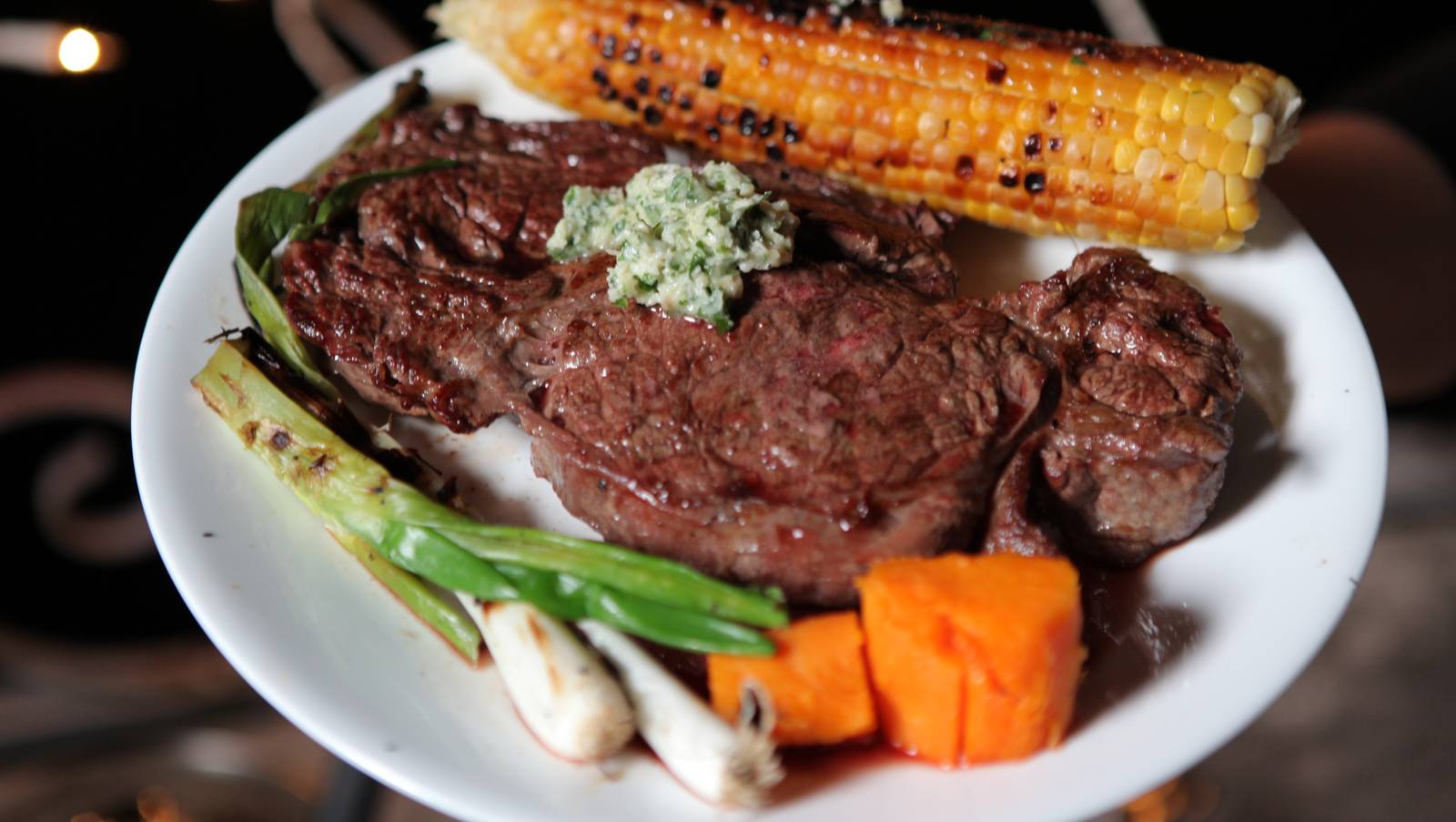 Grillet biff av bison med maiskolber, vårløk og kryddersmør – NRK Mat ...