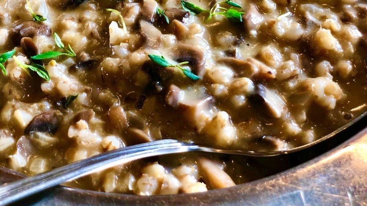 Byggotto med aromasopp og ost – NRK Mat – Oppskrifter og inspirasjon