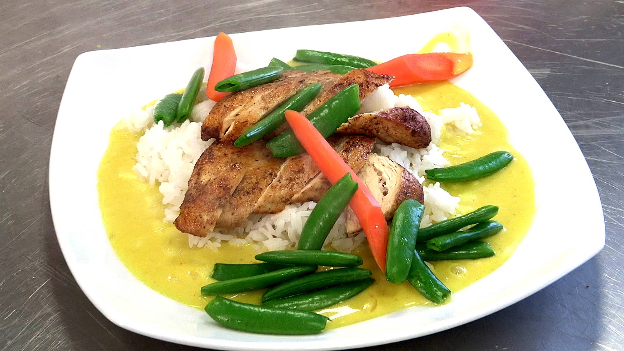 Steikt kyllingbryst i karrisaus – NRK Mat – Oppskrifter og inspirasjon