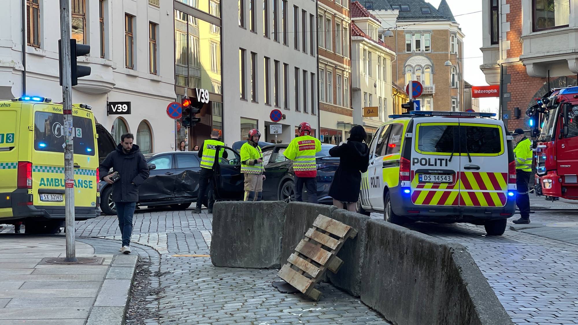 Sivil politibil kolliderte under utrykning i Bergen sentrum – NRK Vestland