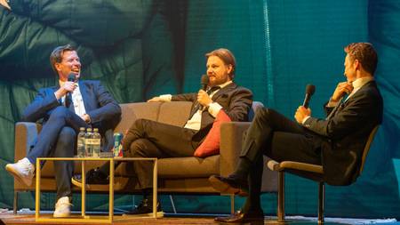 Her gifter Jesper Mathisen seg foran 1000 tilskuere på livepodkast ...