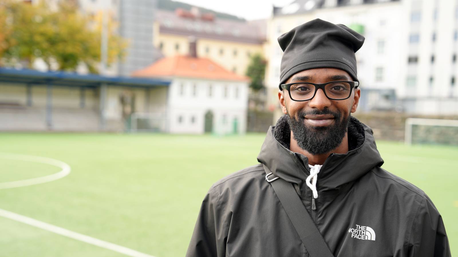 Hamse Ali (25) hevder han ble utsatt for grov og rasistisk vold i Nygårdsparken – NRK Vestland