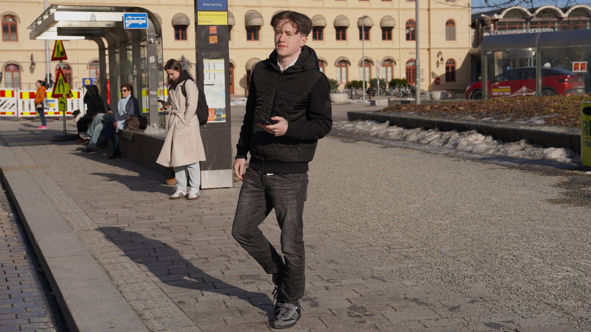 Carl (16) ble ranet med kniv på bussen i Drammen – Frp vil ha strengere ...