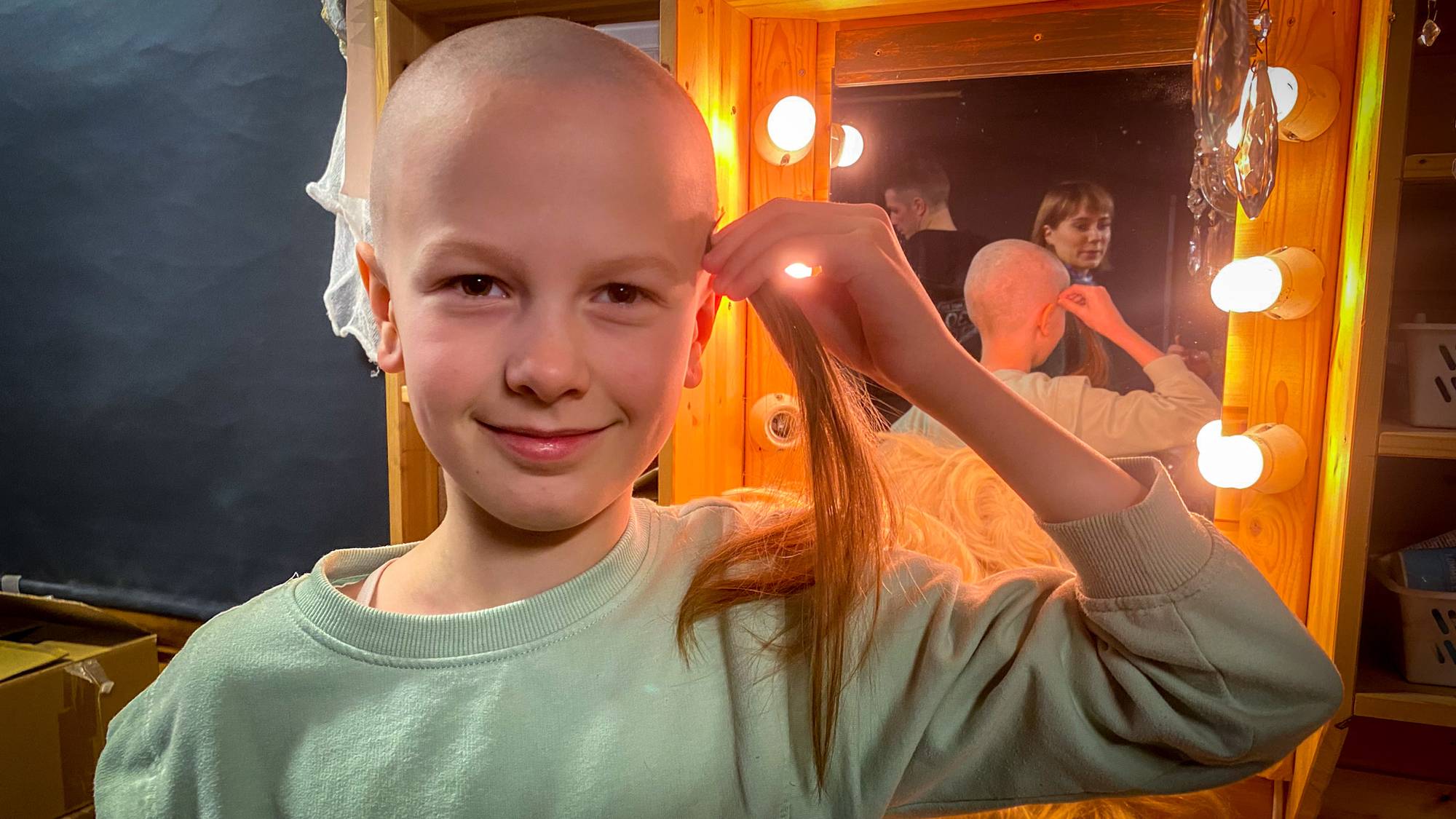 Sofia ofrer håret for teateret til Nikoline Spjelkavik i Witch Club ...