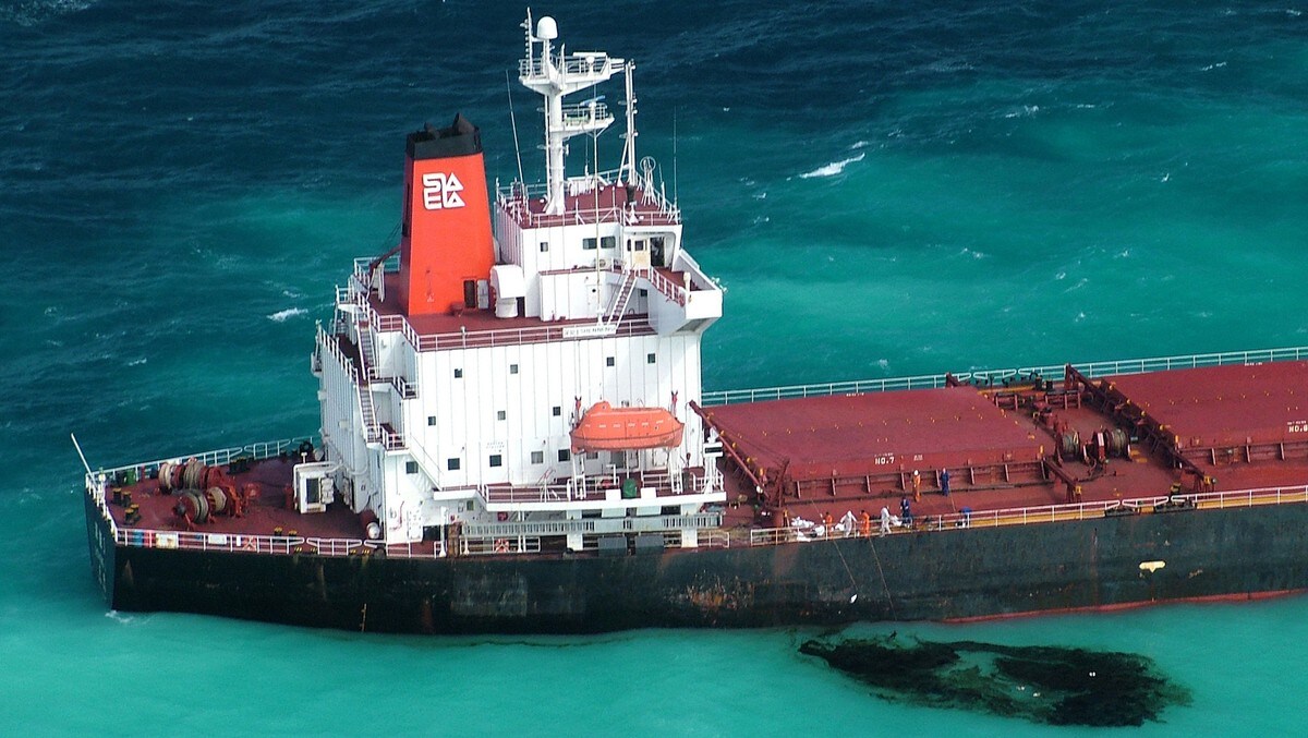 Lasteskip dratt av unikt korallrev – NRK Urix – Utenriksnyheter og ...