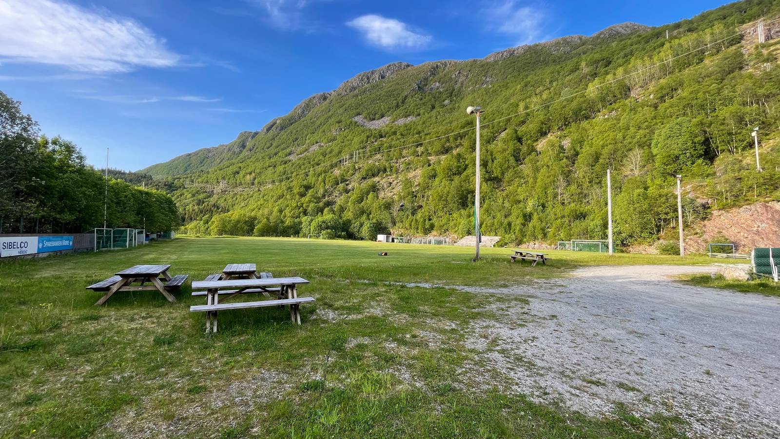 Vilde Hasund og Anna Nerland Aahjem frå Åheim vart fotballproffar – NRK ...