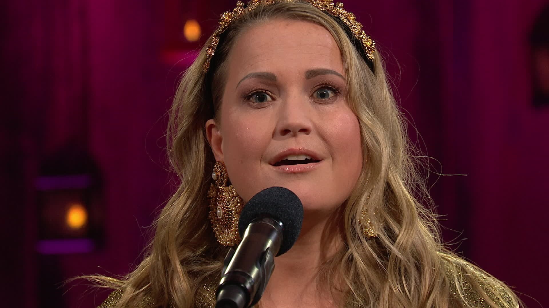 Helene Bøksle — «Det hev ei rose sprunge» – NRK