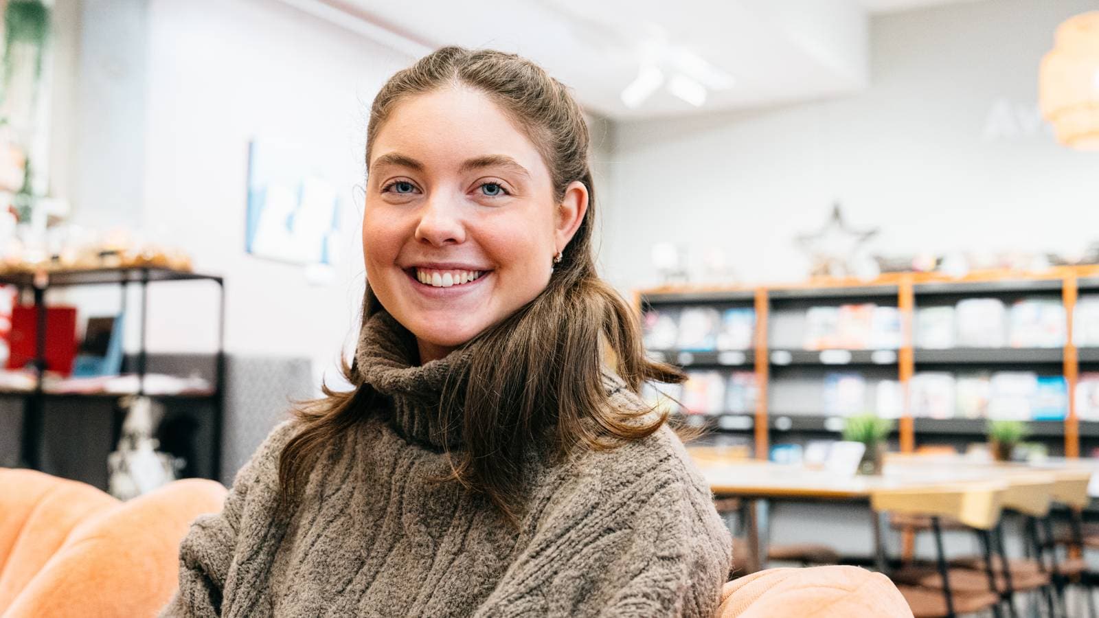 Sara Berge (22) fra Bryne hjelper andre i jula – stadig flere ber om ...