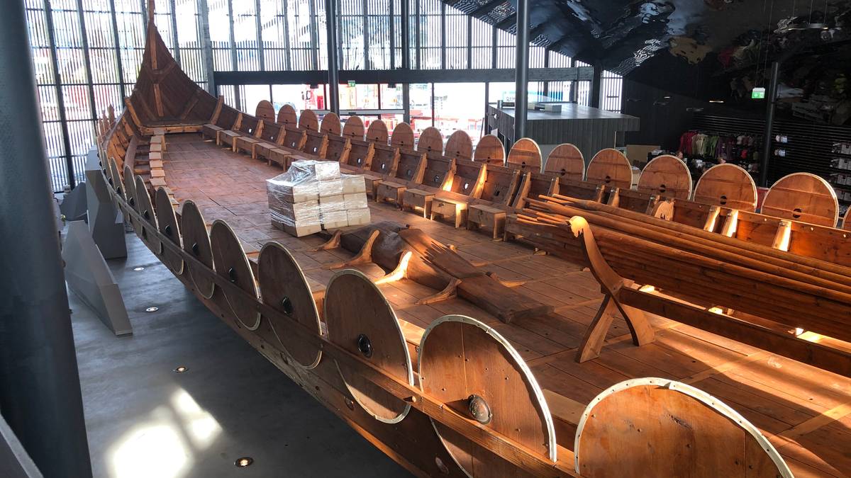 Noregs største vikingskip skulle på fjorden – er «fanga» inne på museum ...