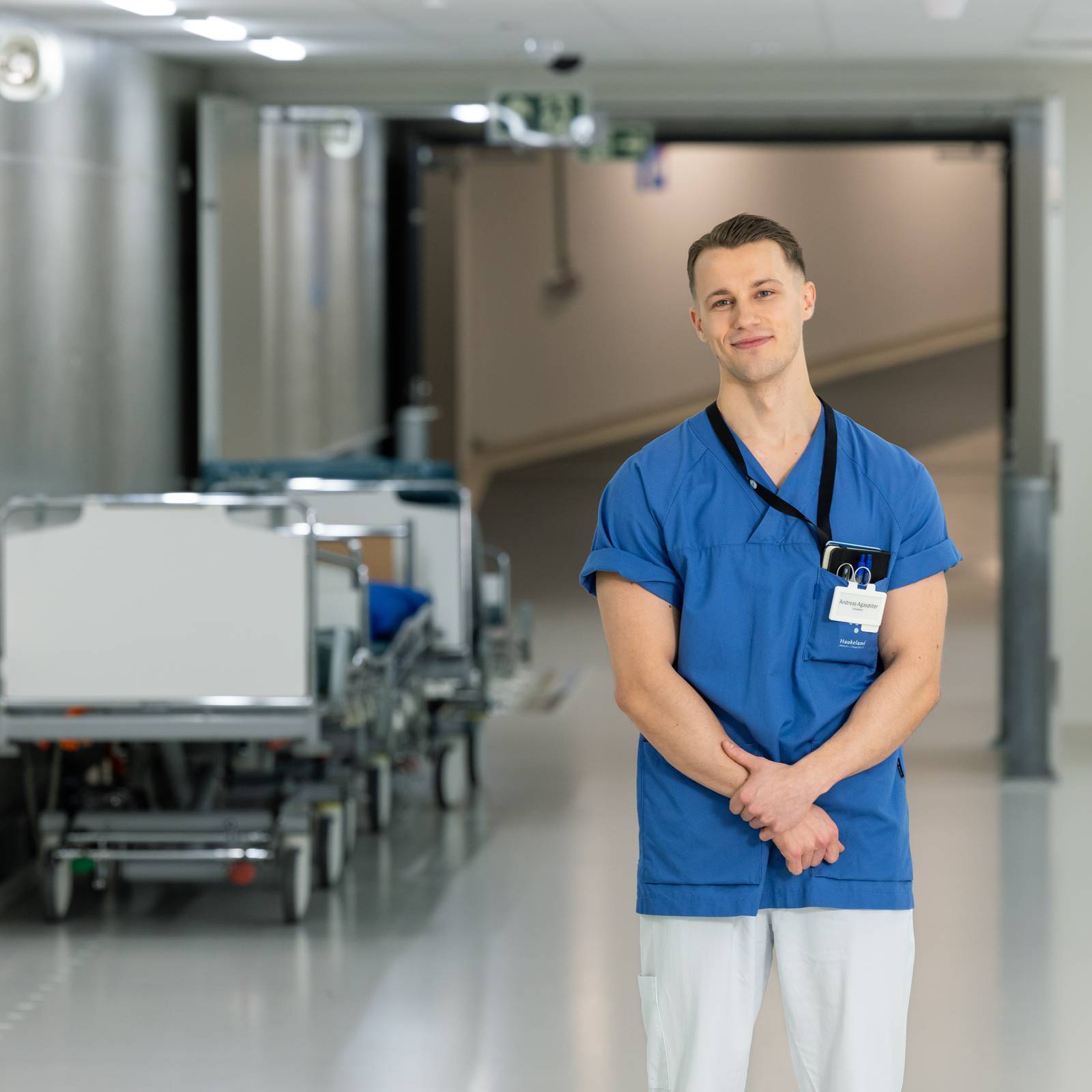 Andreas (28) er ein av få menn som vil bli jordmor – vil ikkje endra yrkes­tittelen for å få ...