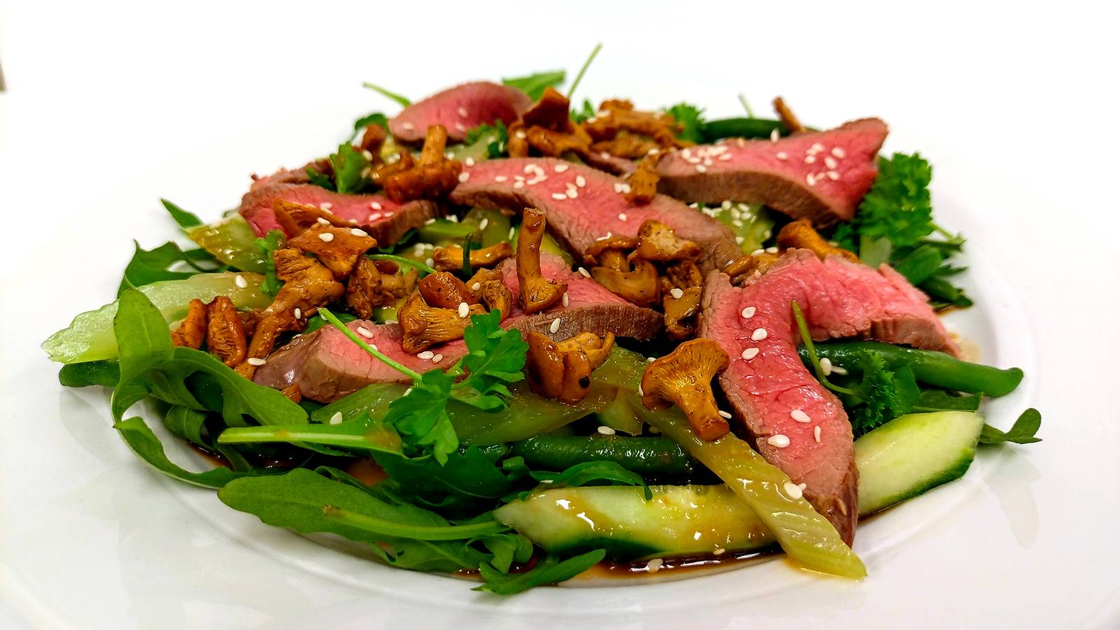 Biffsalat med hjort – NRK Mat – Oppskrifter og inspirasjon