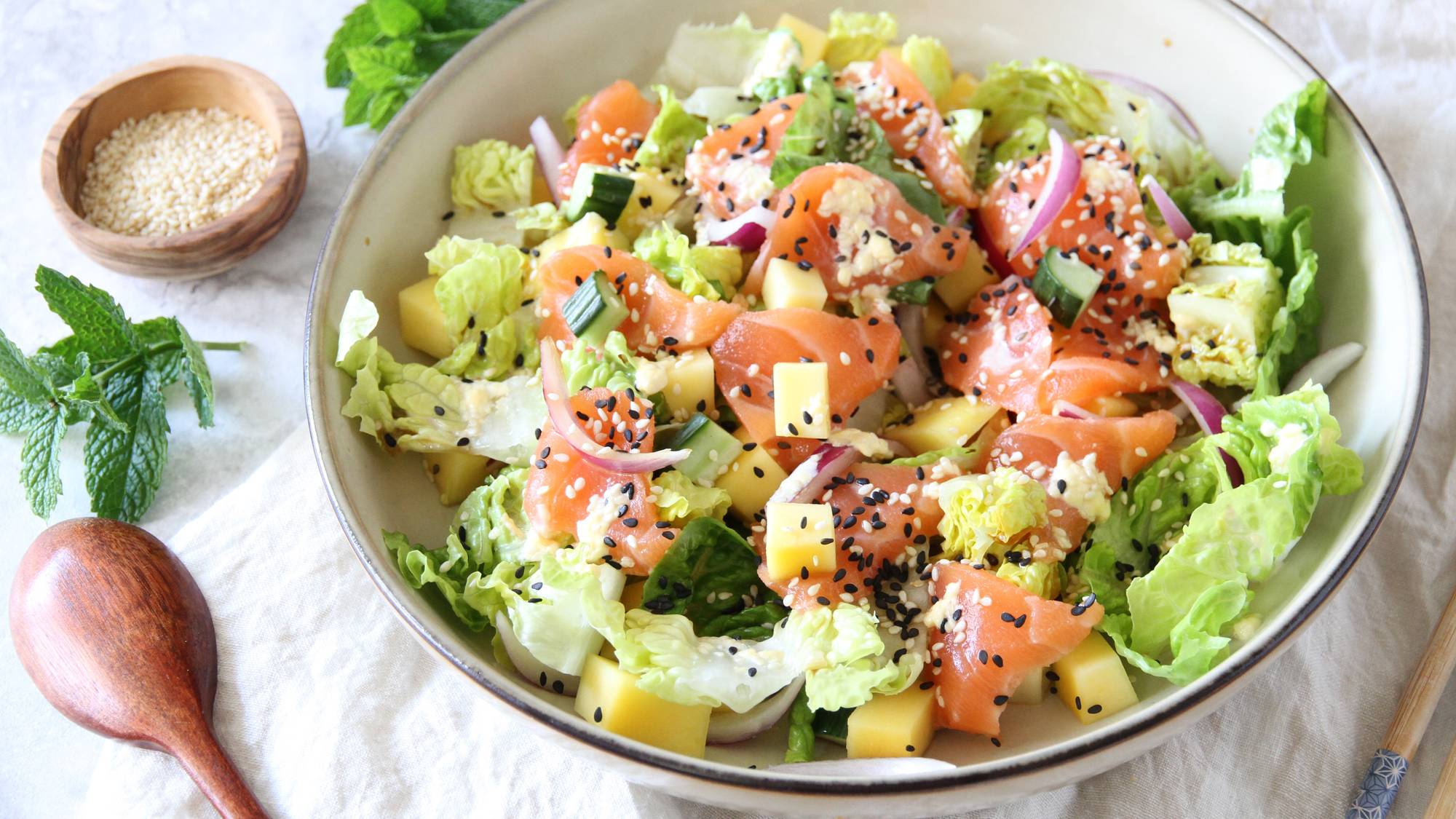 Sashimi­salat med sesam­dressing – NRK Mat – Oppskrifter og inspirasjon