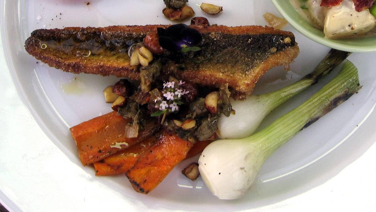 Ristet fjesing med kapers- og nøtteblanding – NRK Mat – Oppskrifter og ...