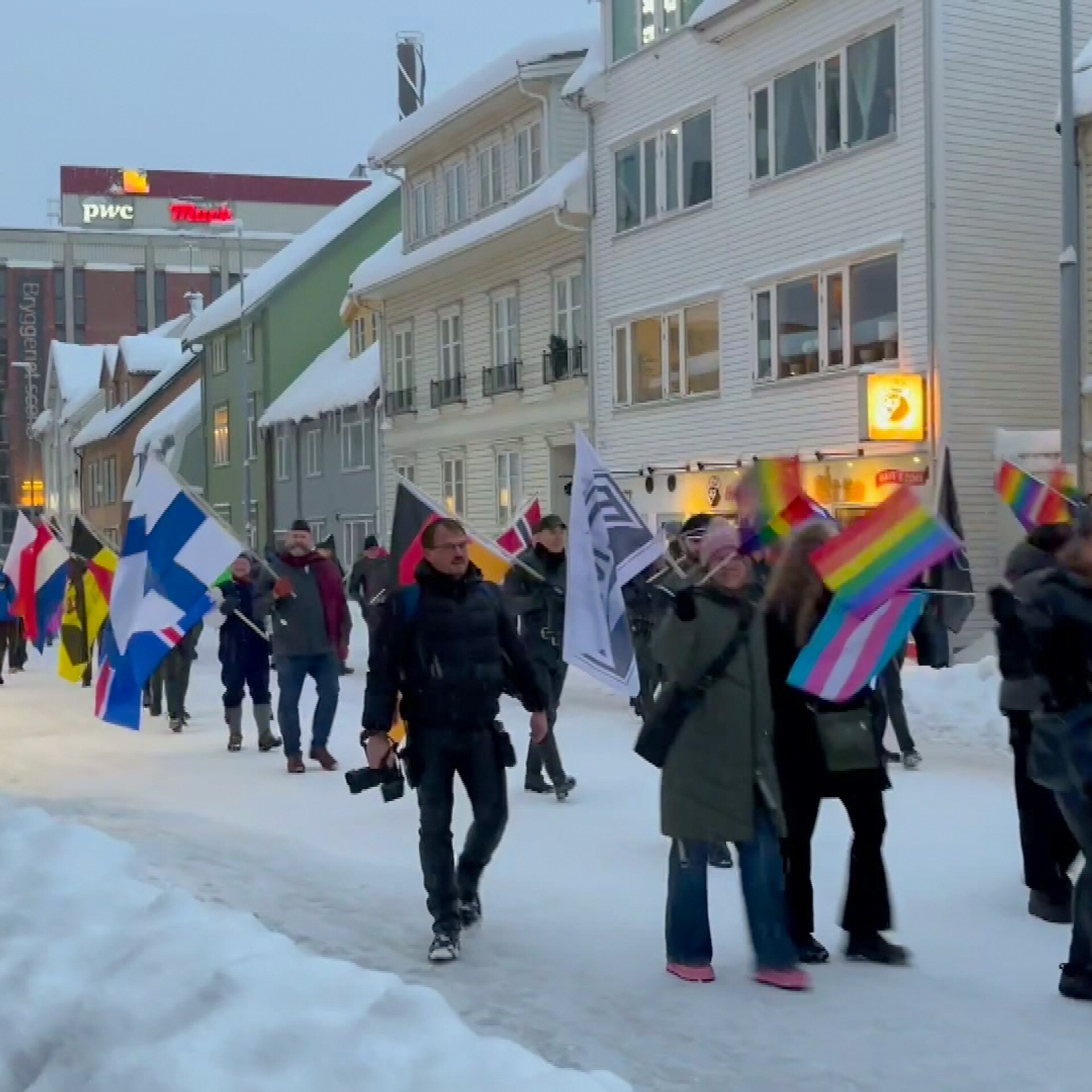 Rekordmange gikk i paraden under Arctic Pride – NRK