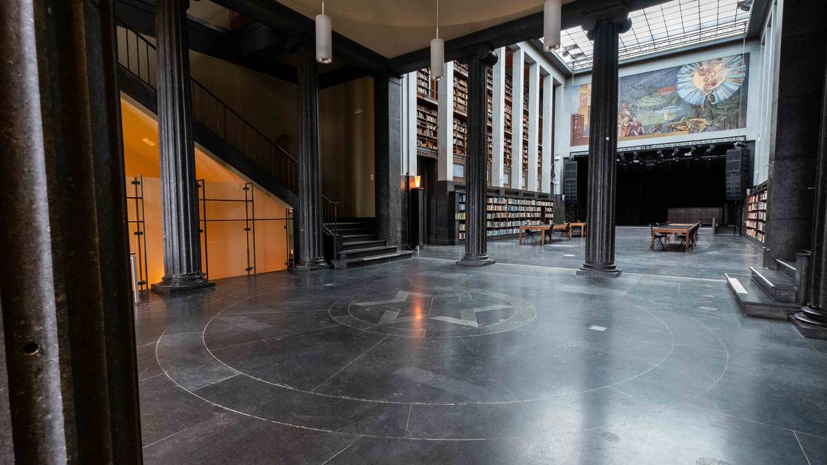 Viser frem gamle Deichman – Stor-Oslo