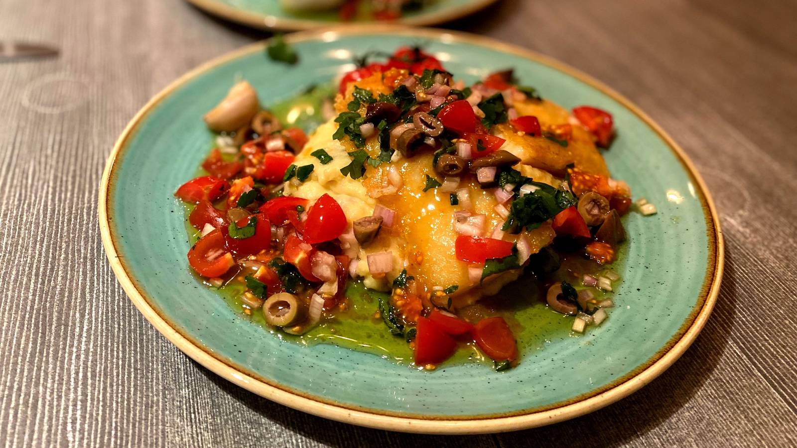 Pannestekt klippfisk med potetpuré, tomat- og olivensalat – NRK Mat ...