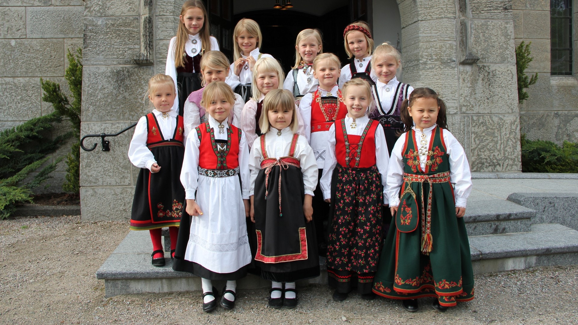 Danser folkedans i kirken – NRK Vestfold og Telemark – Lokale nyheter ...