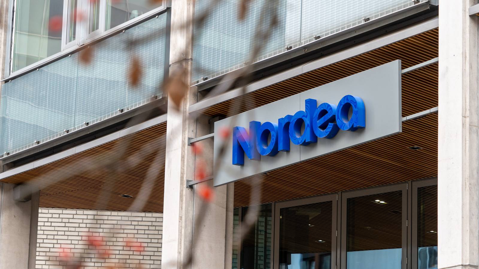 Trosser storbankenes «bransjepraksis»: Setter ned renta til kundene nå – NRK Norge – Oversikt ...