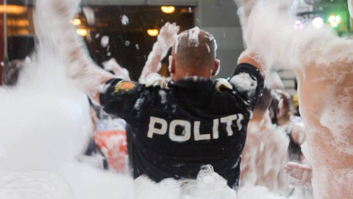 Politiet slo seg løs på skumparty – NRK Vestfold og Telemark – Lokale ...