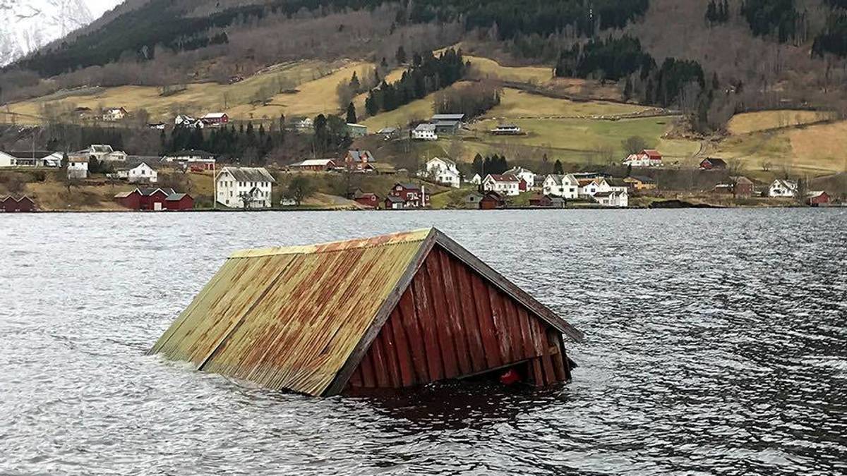 Sperrar av område etter at jordskred tok naust – NRK Vestland