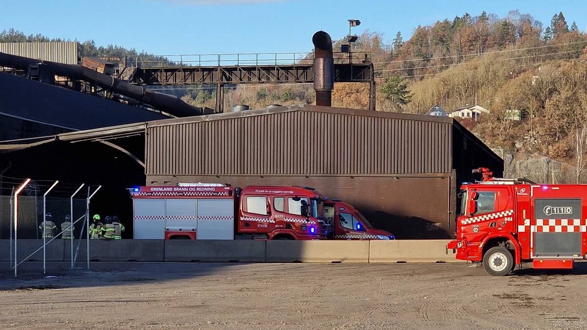 Brann på Herøya har blusset opp – NRK Vestfold og Telemark – Lokale nyheter, TV og radio