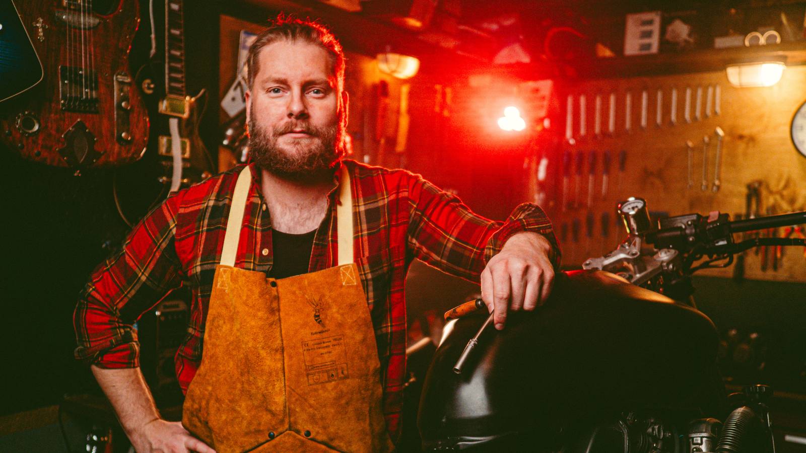 NRK-serien Mancave med Morten Strand hjelper menn å bygge guttedrømmen – NRK Presse ...