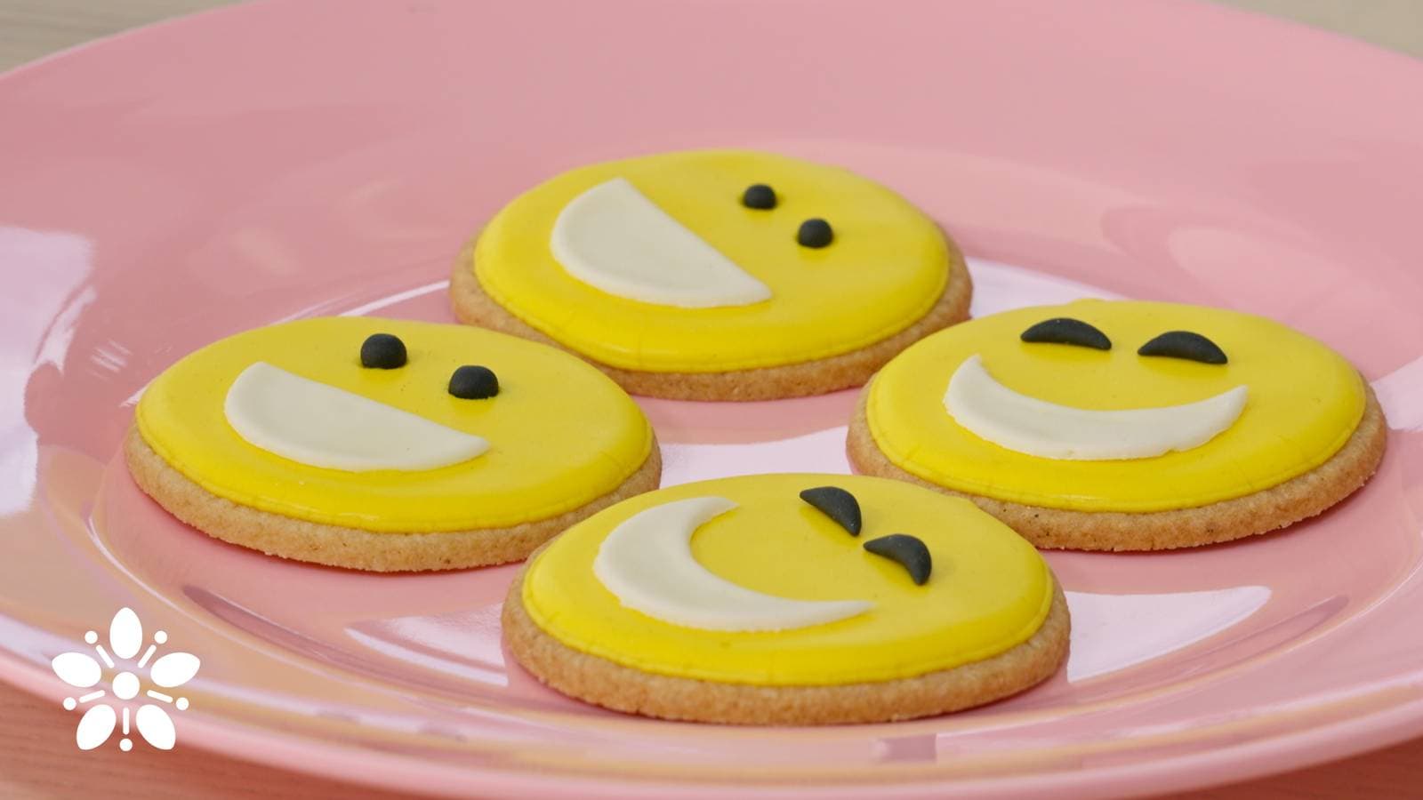 Kjeks og cookies med emoji smilefjes – NRK Mat – Oppskrifter og inspirasjon