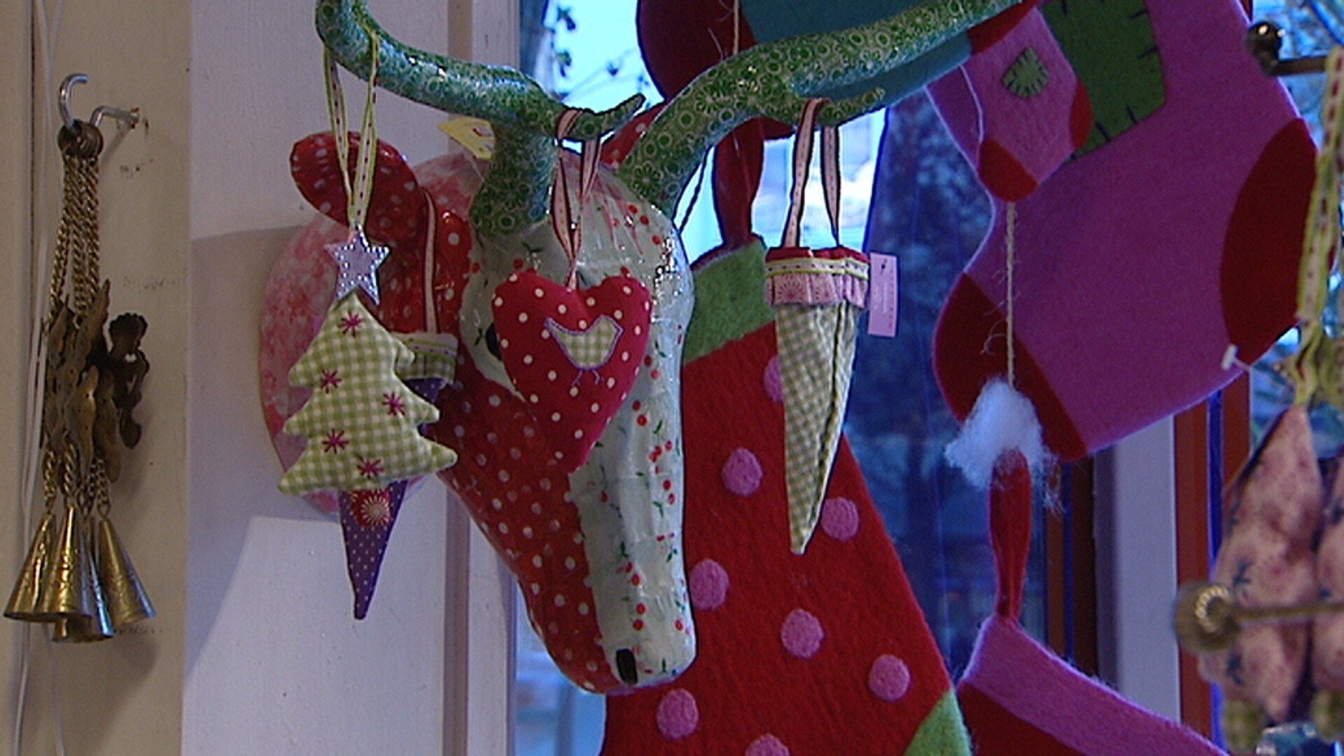 Nye og frekke fargar i julepynten – NRK