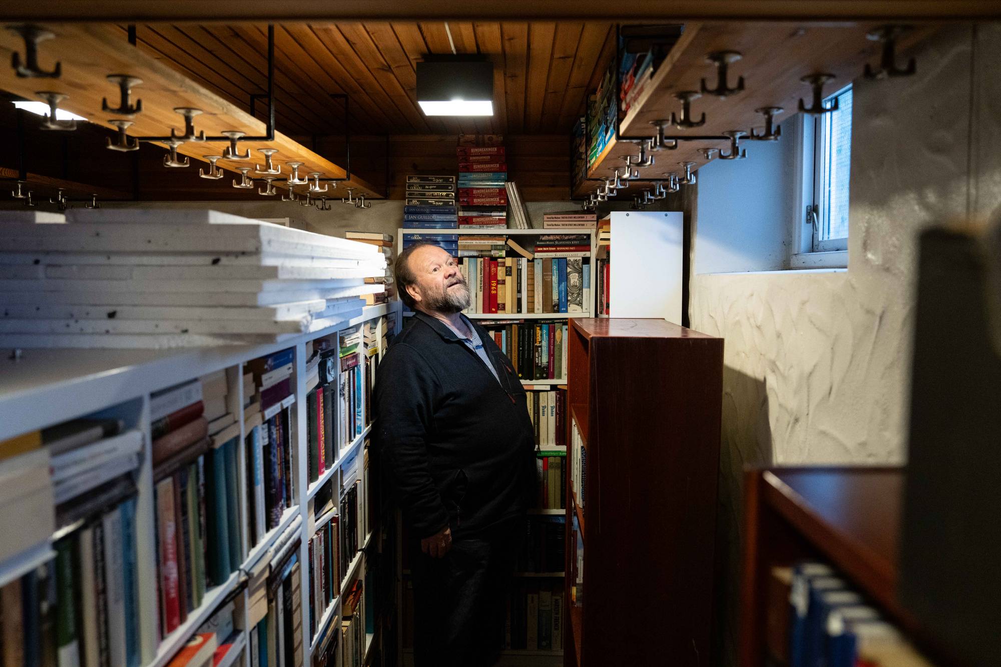 Jarle Oppedal har 275.000 bøker fordi han misliker at de skal kastes ...