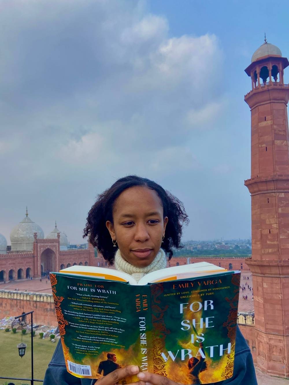 Anmeldelse: «For She Is Wrath» av Emily Varga – Anmeldelser og anbefalinger