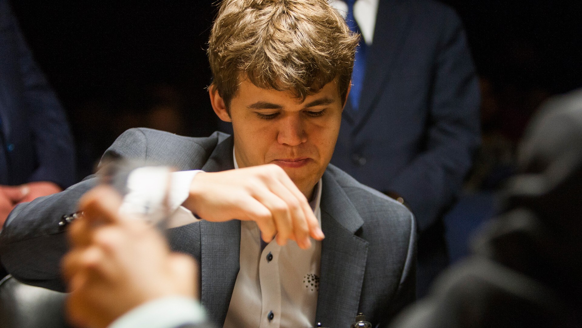 Magnus Carlsen leder i London – NRK