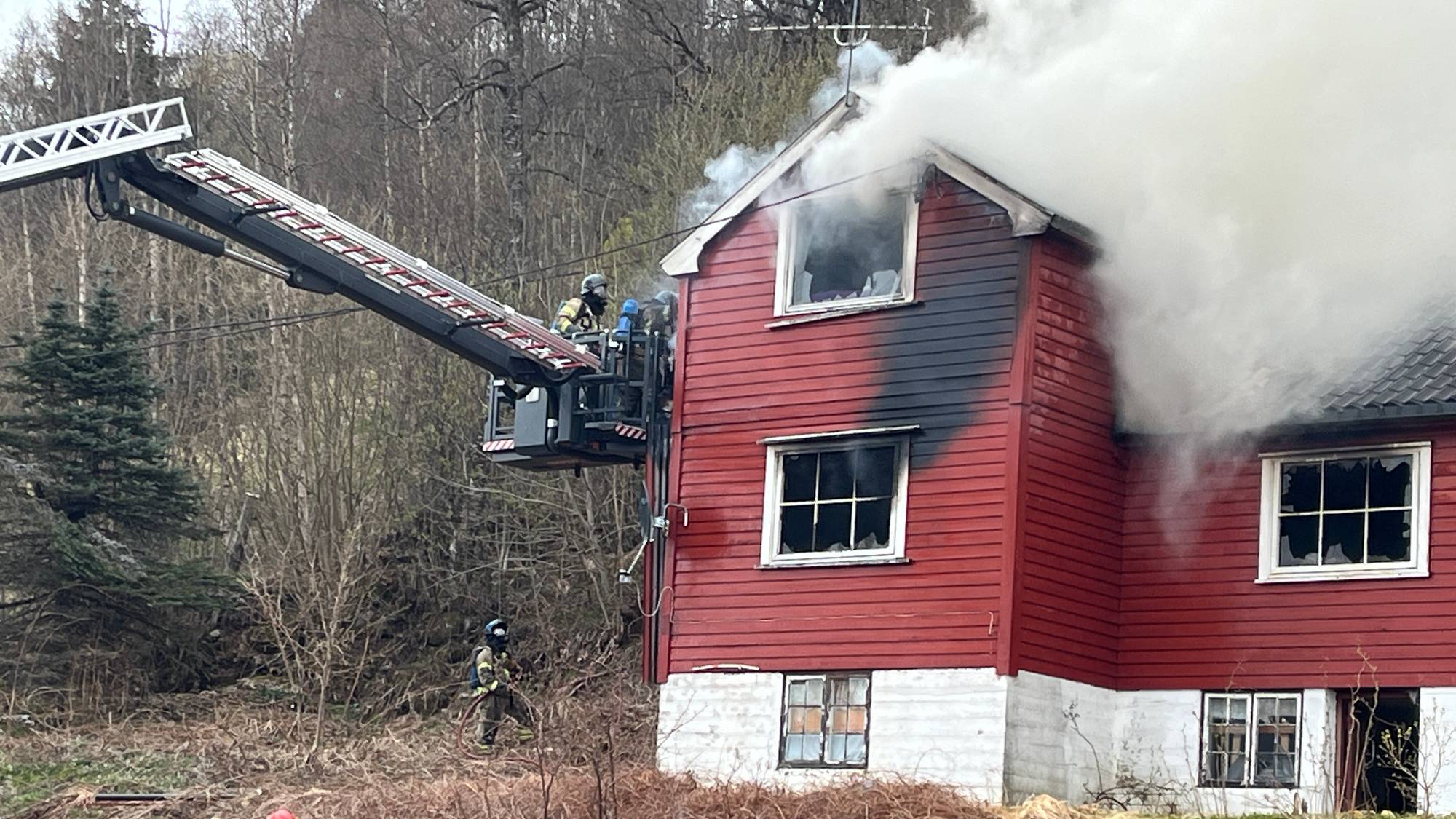 Brann i hus på Kleive i Molde – NRK Møre og Romsdal – Lokale nyheter, TV og radio
